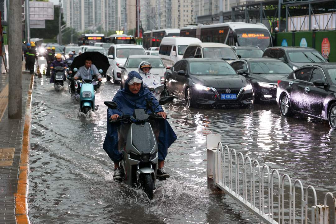 30 dead, 80 000 residents relocated as ‘intense volume of rainfall ...