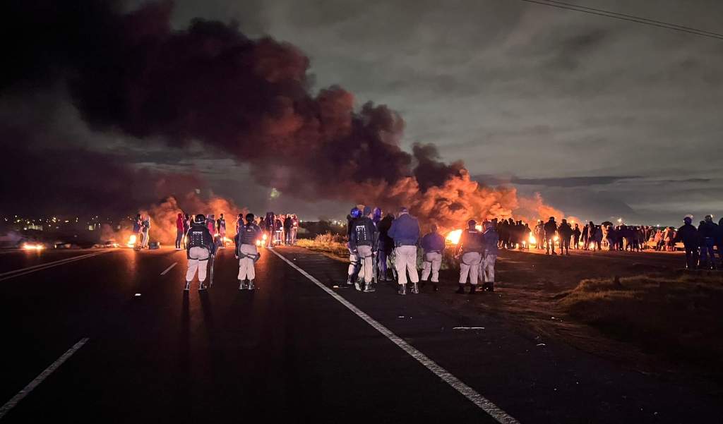 Protesters in Cape Town bring R300 to a standstill, causing major peak ...