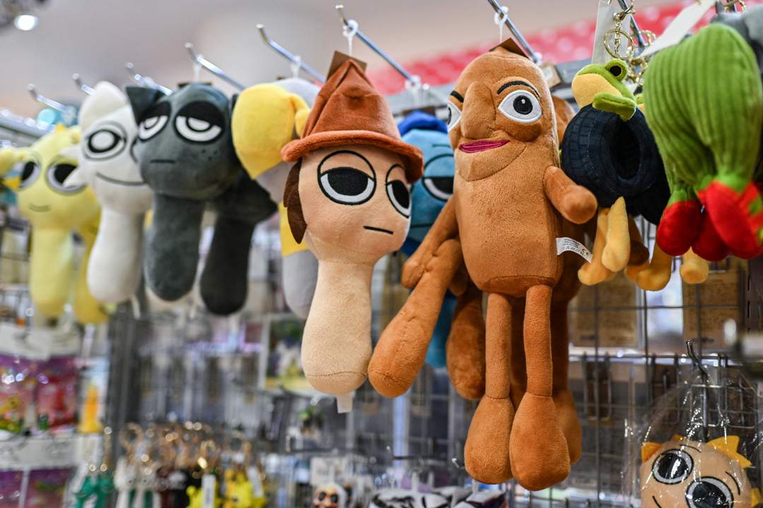 From walking sharks to spinning mug heads: This bizarre craze has kids ...