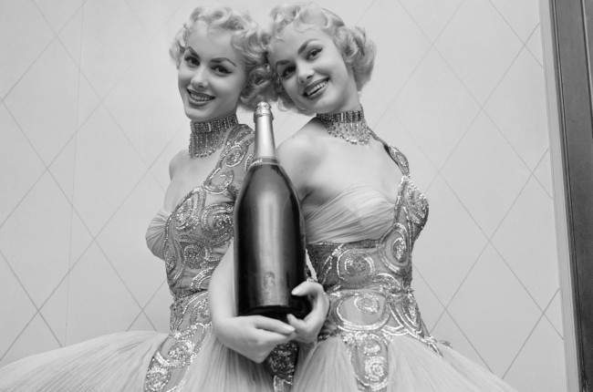 German showgirls, the Kessler twins, die together at 89 through ...
