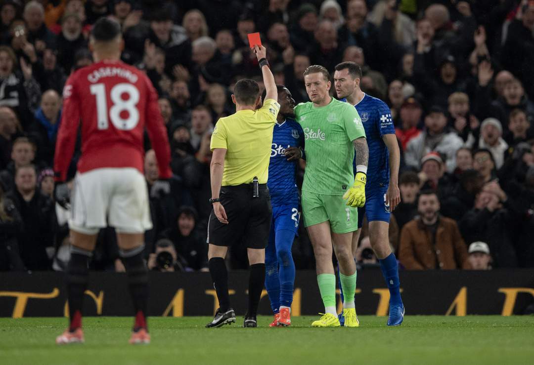 Everton shrug off bizarre red card to beat blunt Man United | News24