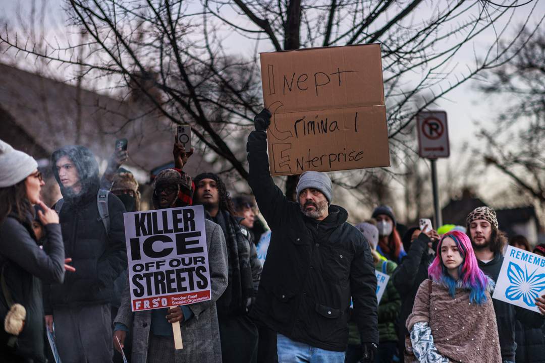 US ICE officer fatally shoots woman in Minneapolis, sparking protests ...